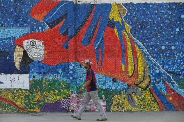 Miles de tapas plásticas en un mural en Venezuela