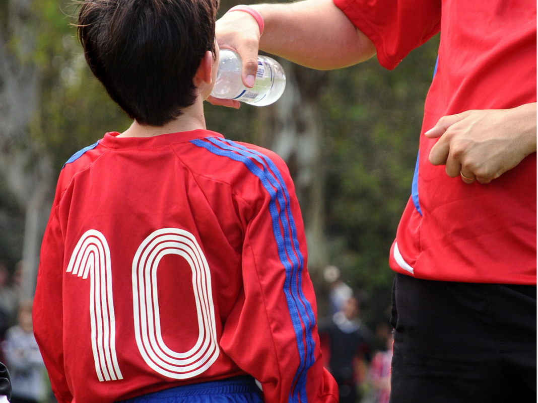 Cómo mantener a los niños hidratados en prácticas deportivas Cómo mantener a los niños hidratados en prácticas deportivas