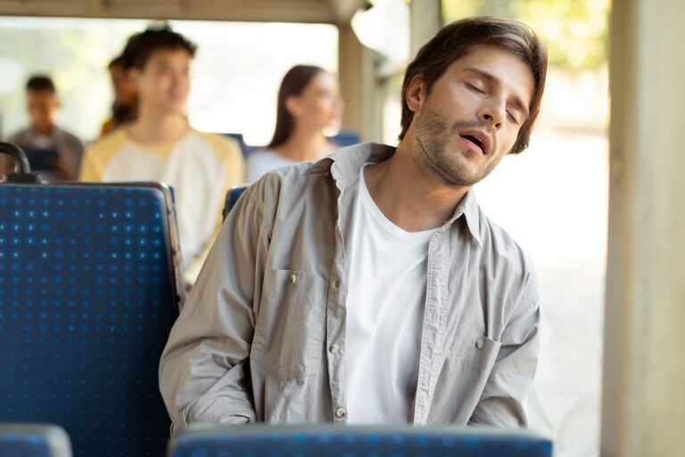 ¿Por qué sigues sintiéndote cansado después de dormir?